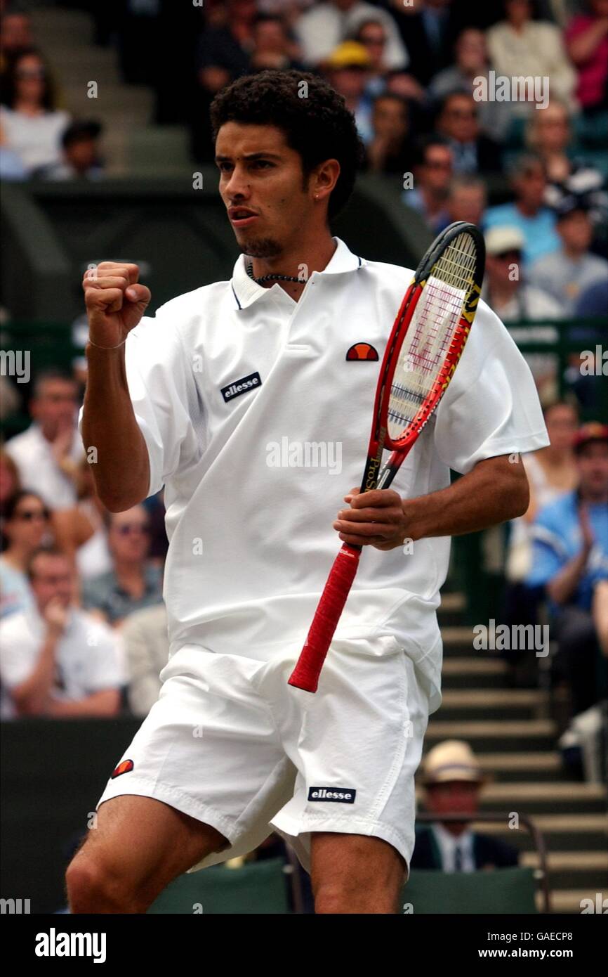 Tim henman celebrates a point hi-res stock photography and images - Alamy