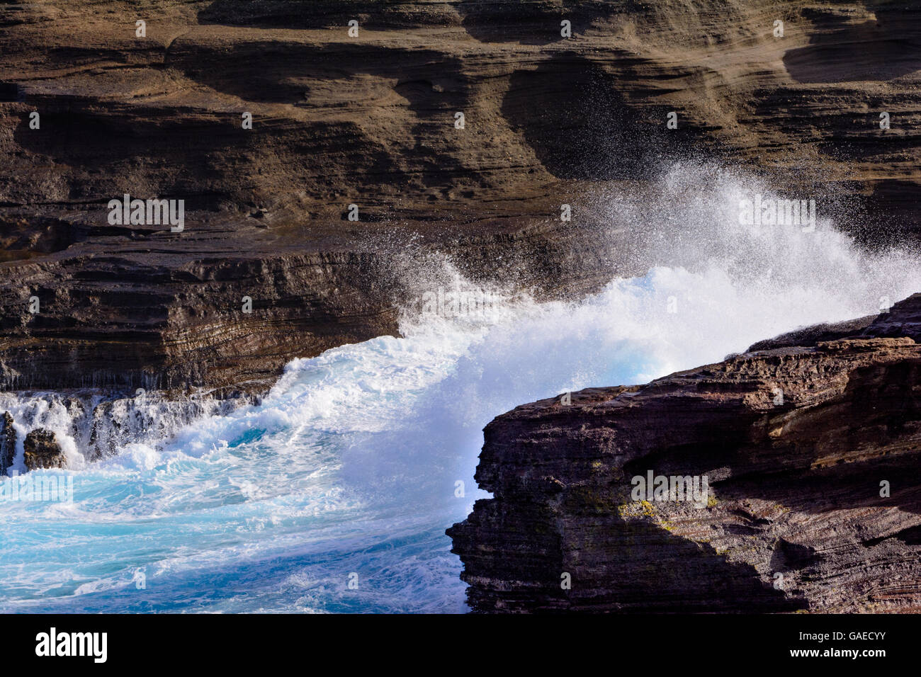 Wave crashing against rocks cliff hi-res stock photography and images ...