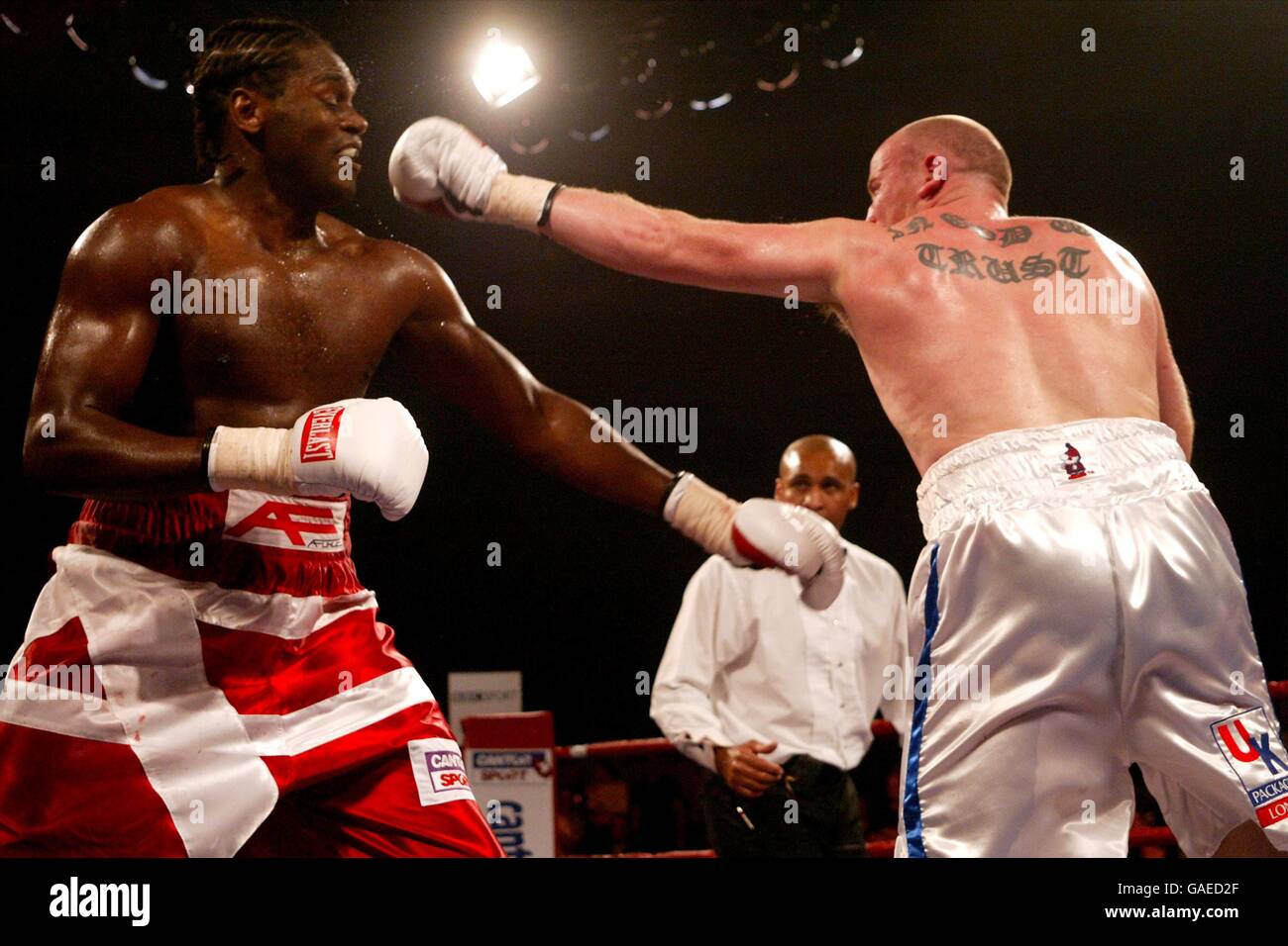 (R-L) Dominic Negus gives Audley Harrison a hard battle Stock Photo - Alamy