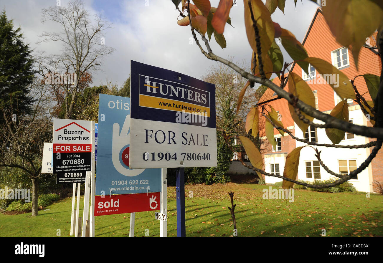 Hunters estate sale sign hi-res stock photography and images - Alamy