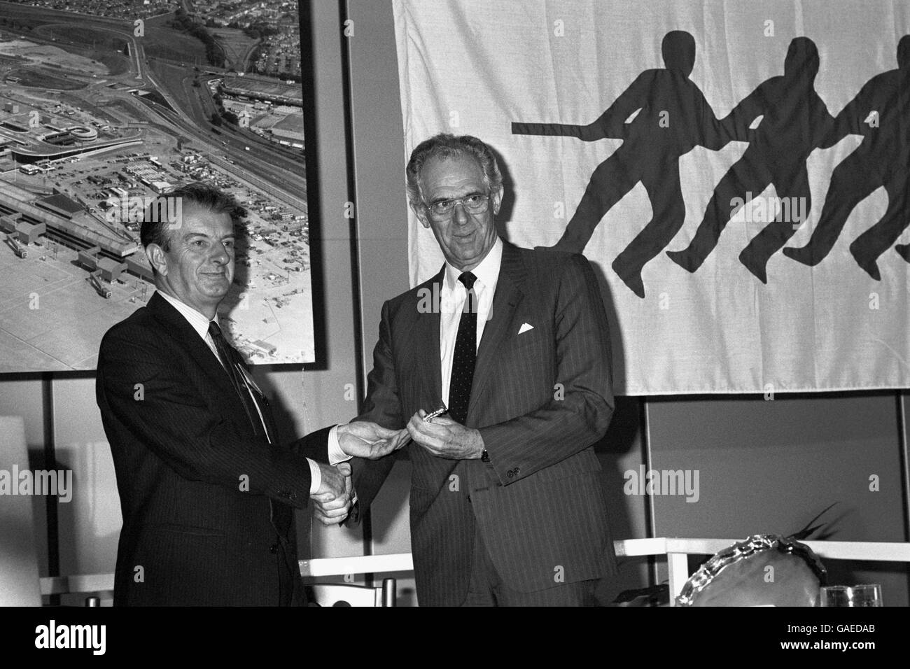 Transport heathrow Black and White Stock Photos & Images - Alamy