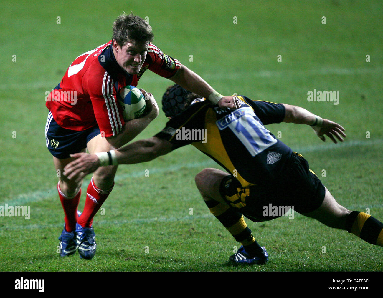 London Wasps' Danny Capriani tackles Munster's Ronan O'Gara Stock Photo ...