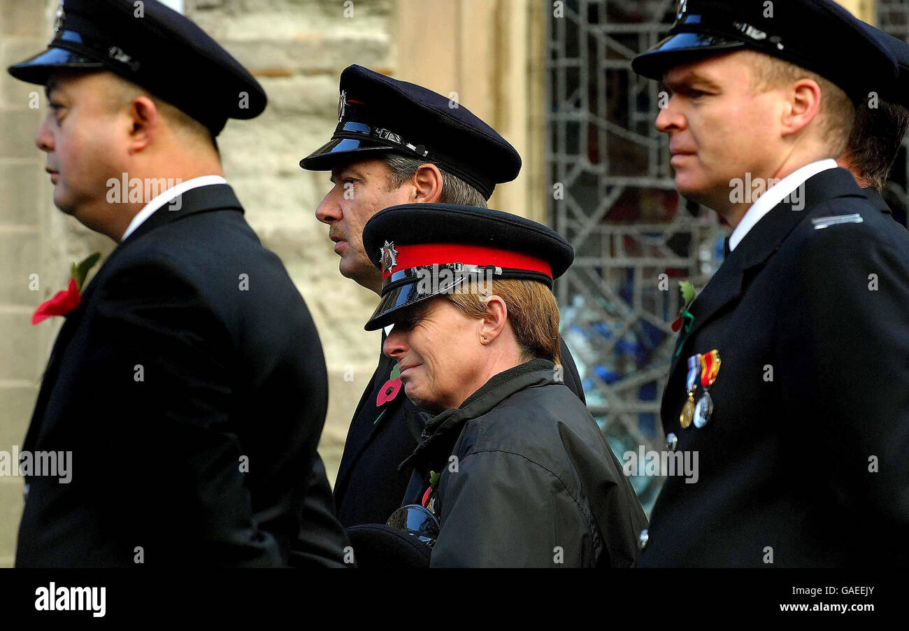 Mandy Baylis (centre), mother of Alcester firefighter Darren Yates ...