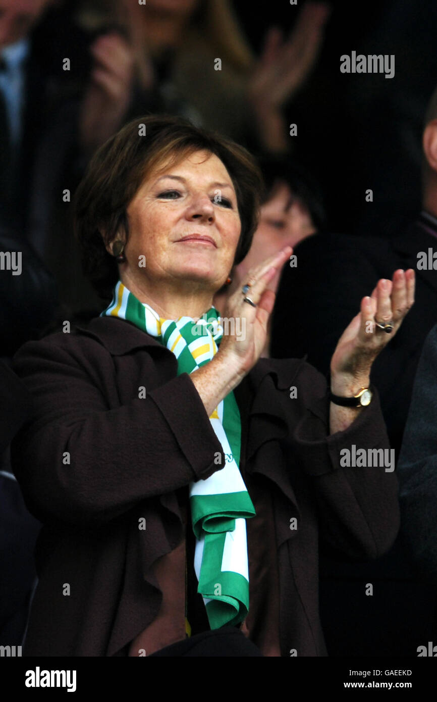 Delia smith football hi-res stock photography and images - Alamy