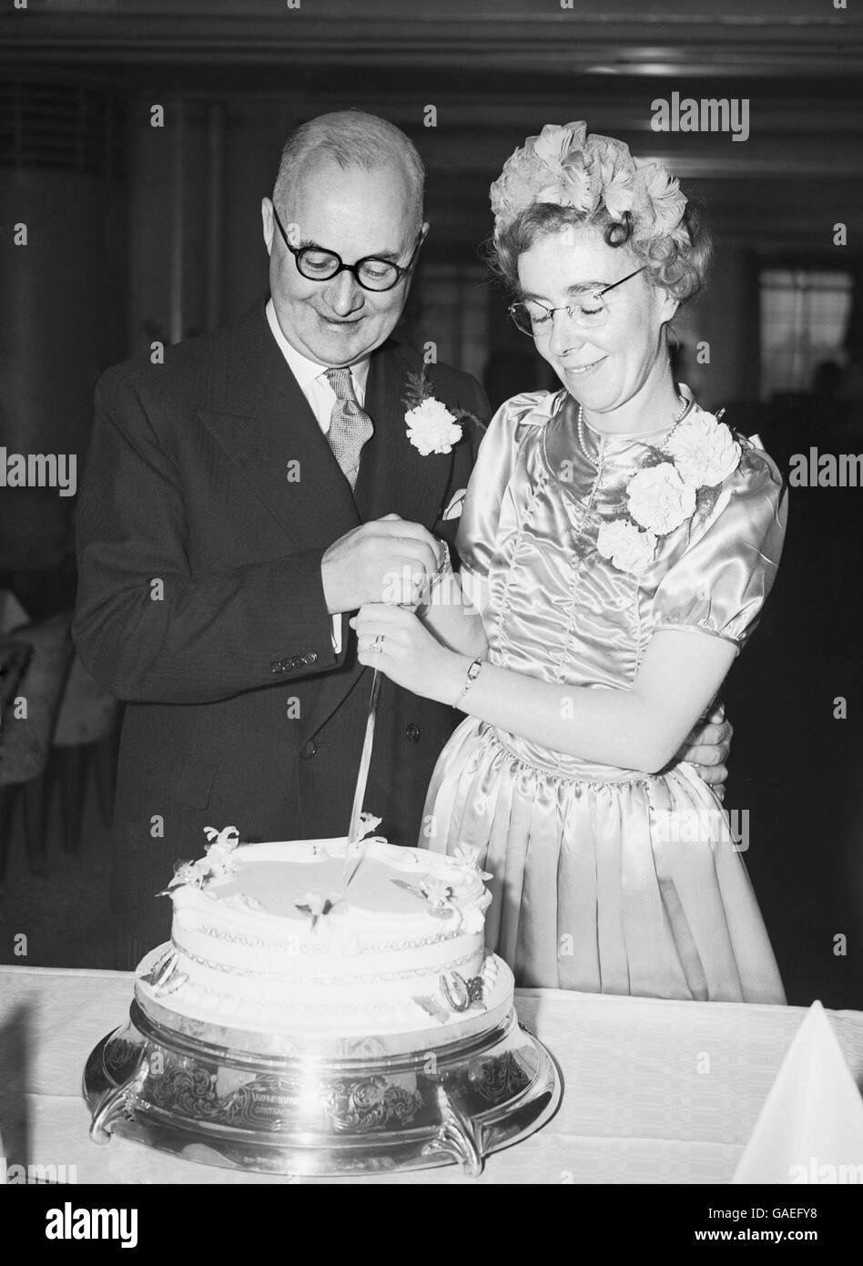 Mr henry martin mr martin bride cut wedding cake hi-res stock ...