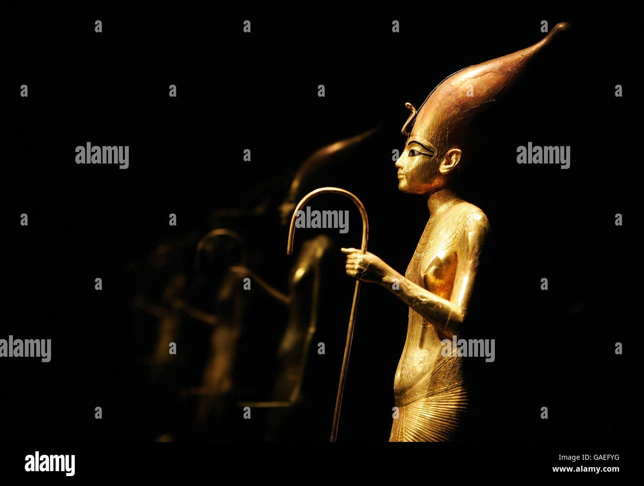 King crown tutankhamun hi-res stock photography and images - Alamy