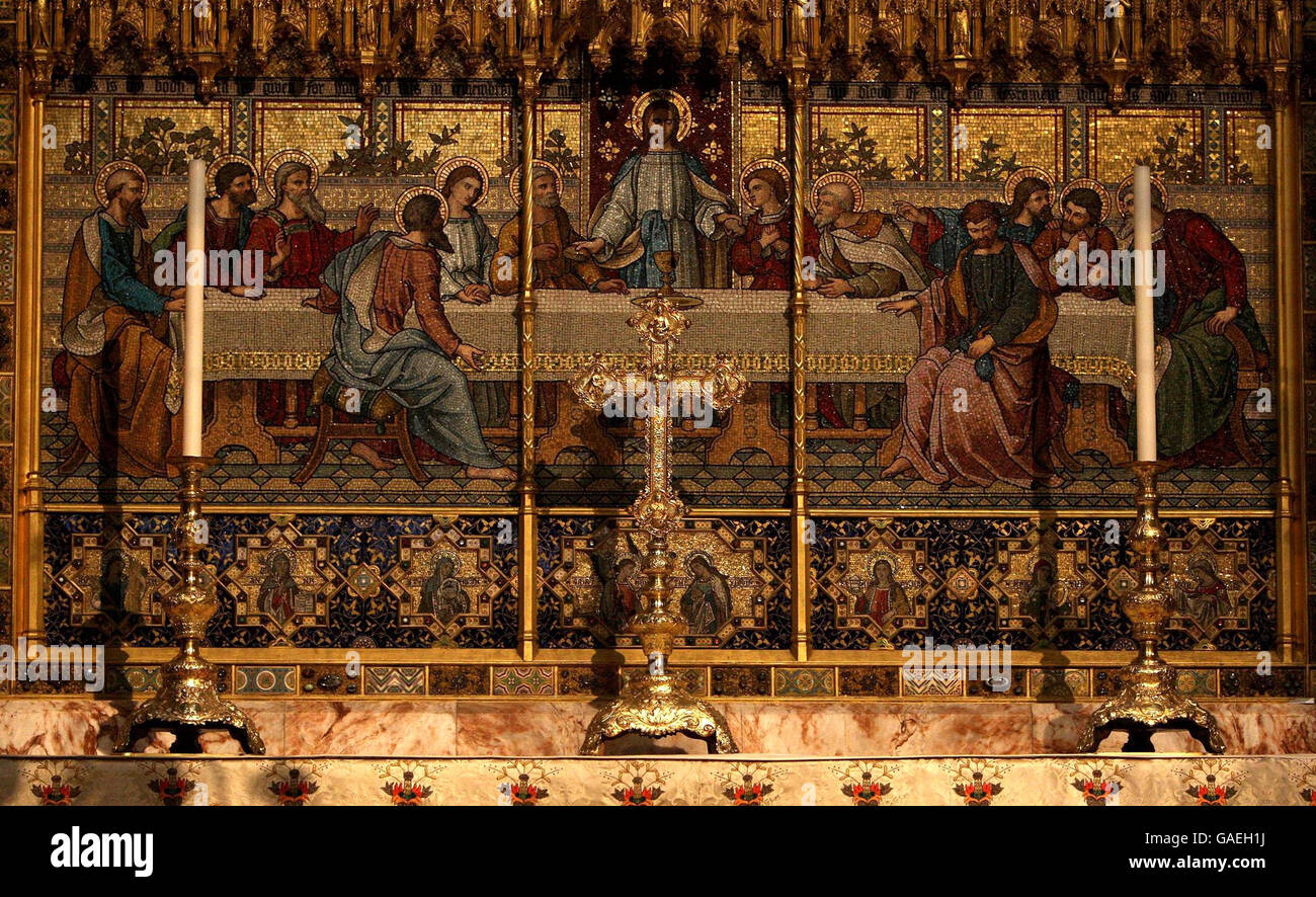 View of the altar inside westminster abbey hi-res stock photography and ...