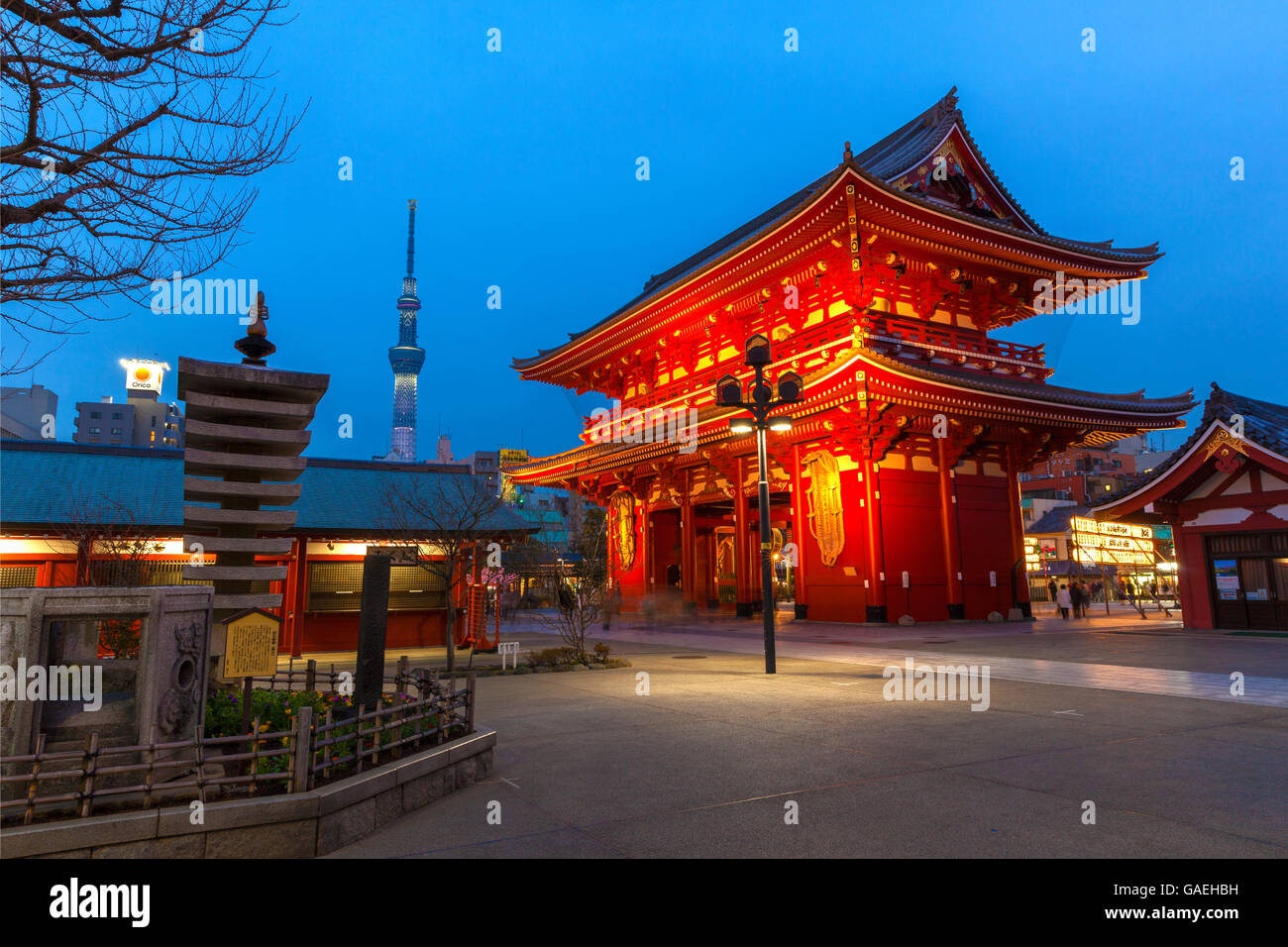 Japanese temple lantern lit night hi-res stock photography and images ...