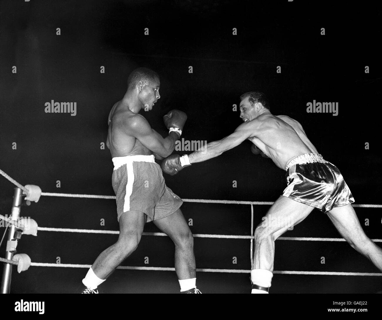 Boxing heavyweight bout henry cooper v zora folley hi-res stock ...