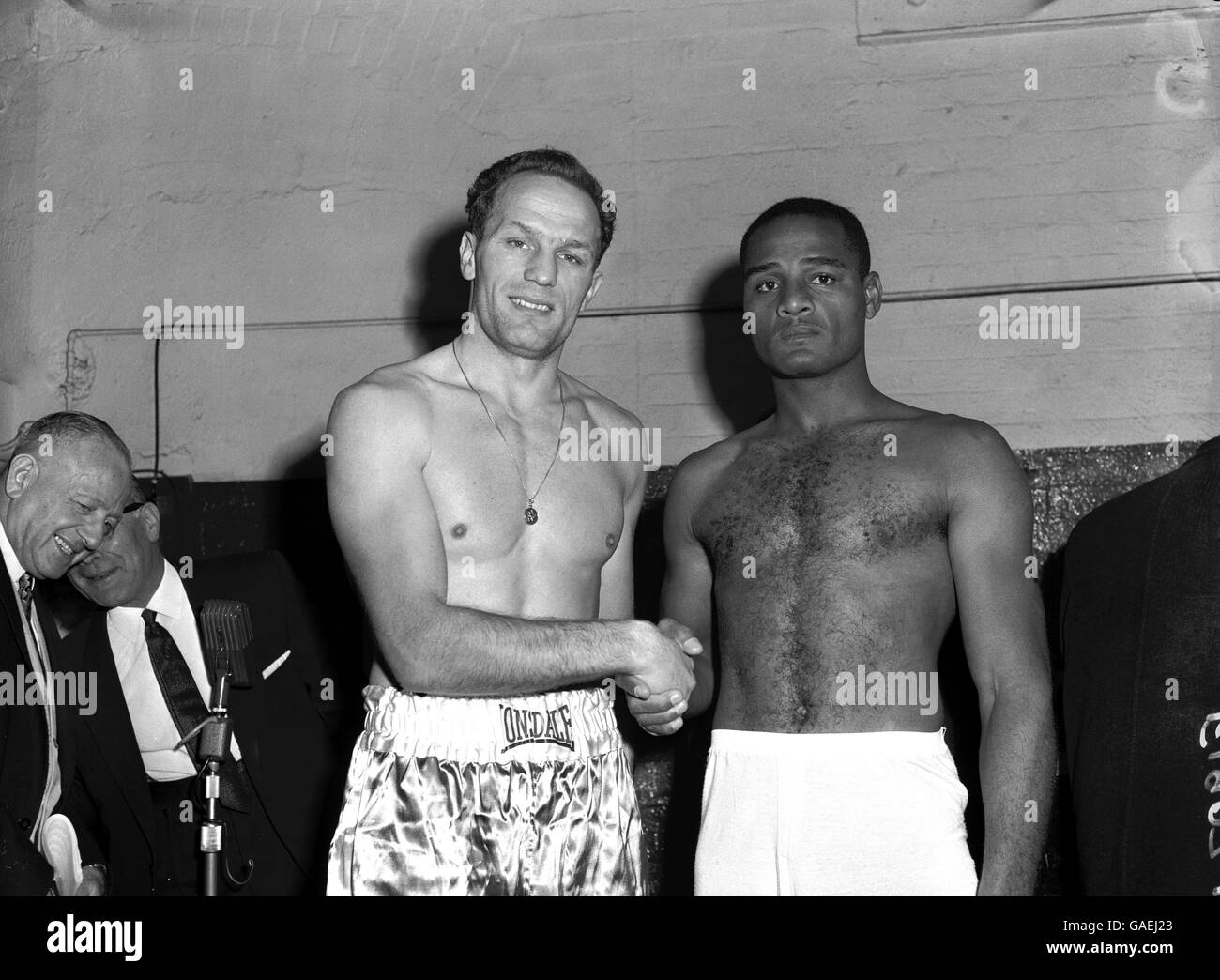 (L-R) Henry Cooper shakes hands with Zora Folley at the weigh in Stock ...