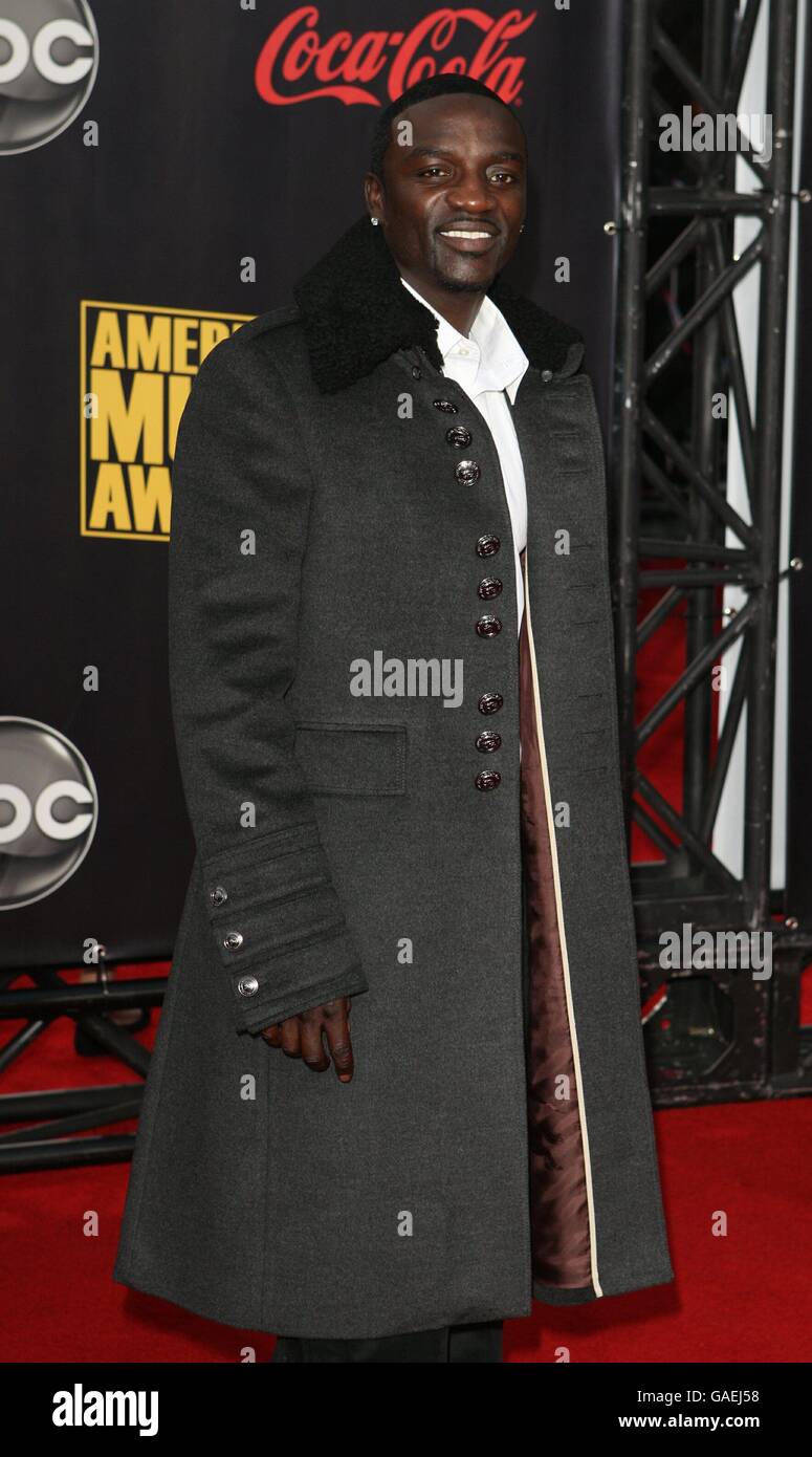 Akon arrives at the American Music Awards 2007 at the Nokia Theatre in ...