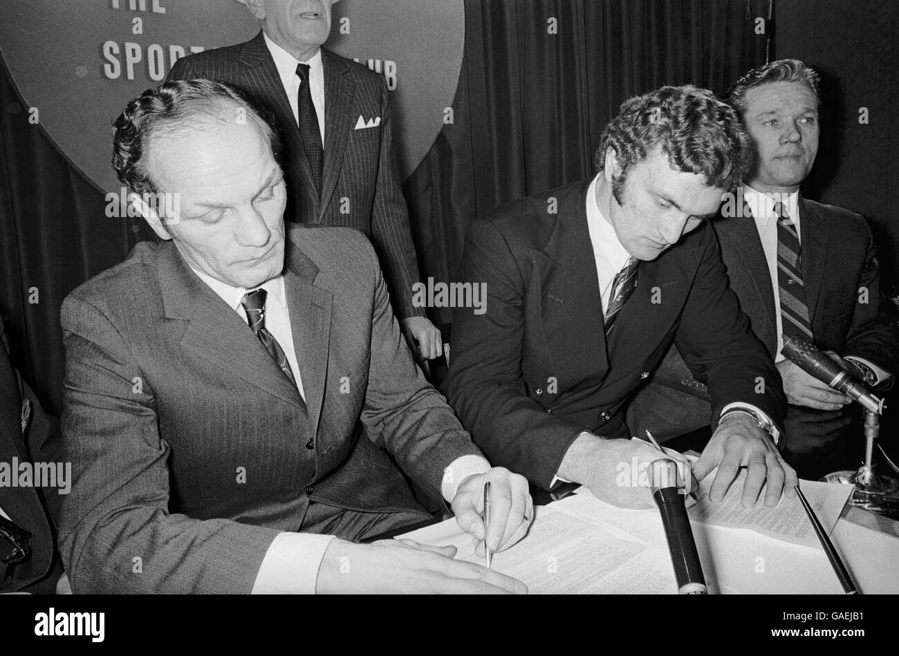 Henry cooper v joe bugner hi-res stock photography and images - Alamy