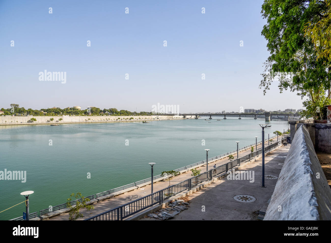 Walkway of Sabarmati river front in Ahmedabad, India Stock Photo - Alamy