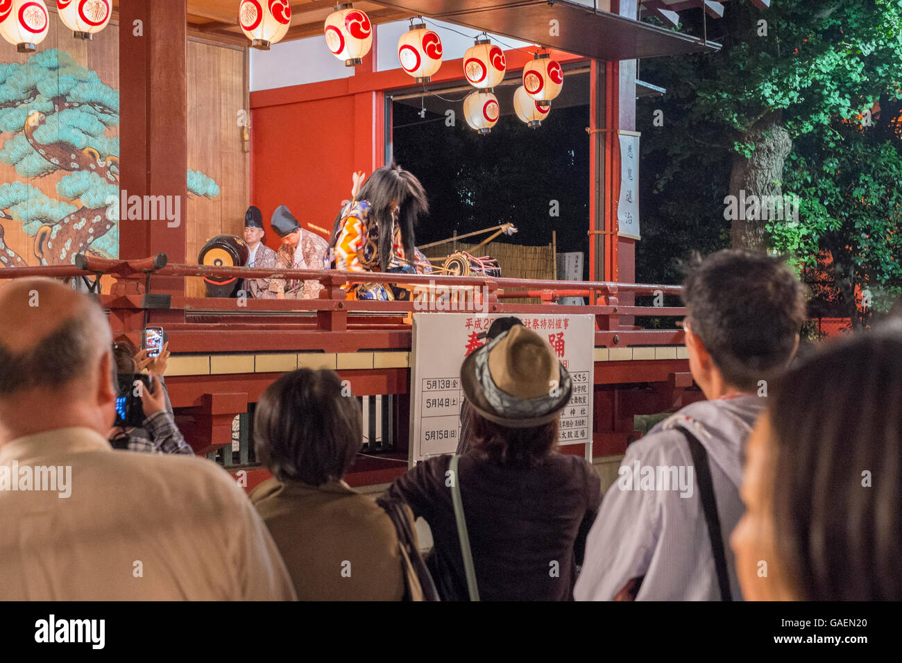 Crowd watching public hi-res stock photography and images - Alamy