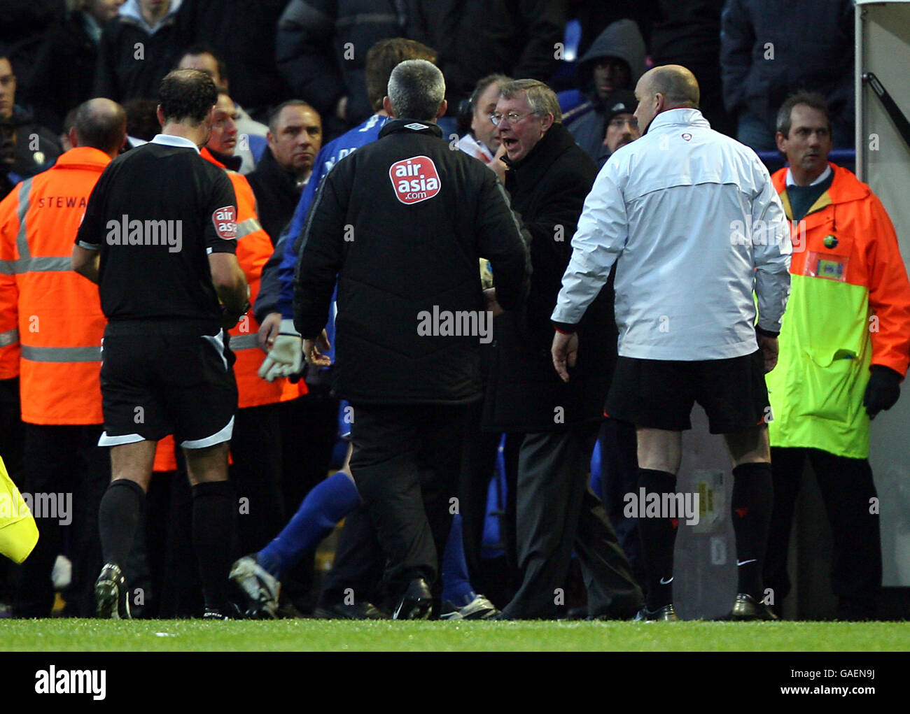 Manchester United manager Alex Ferguson has words with referee Mark ...