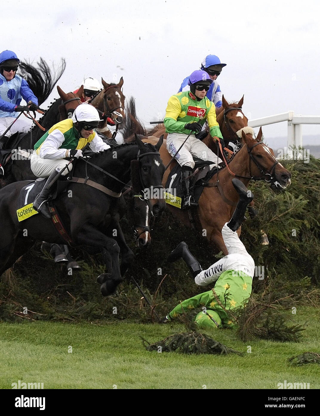 Horse racing england aintree hi-res stock photography and images - Alamy