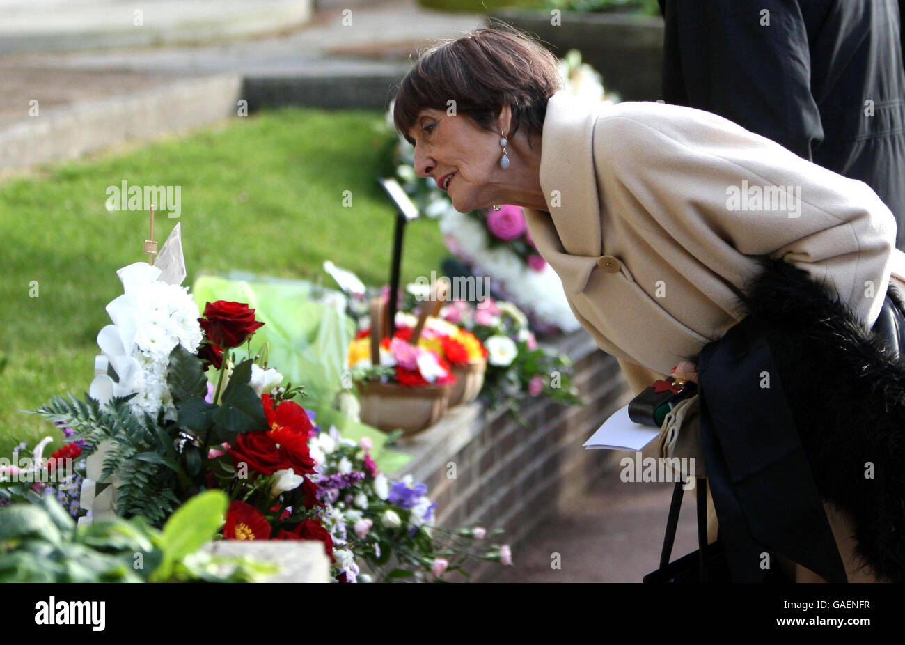 Dot cotton eastenders hi-res stock photography and images - Alamy