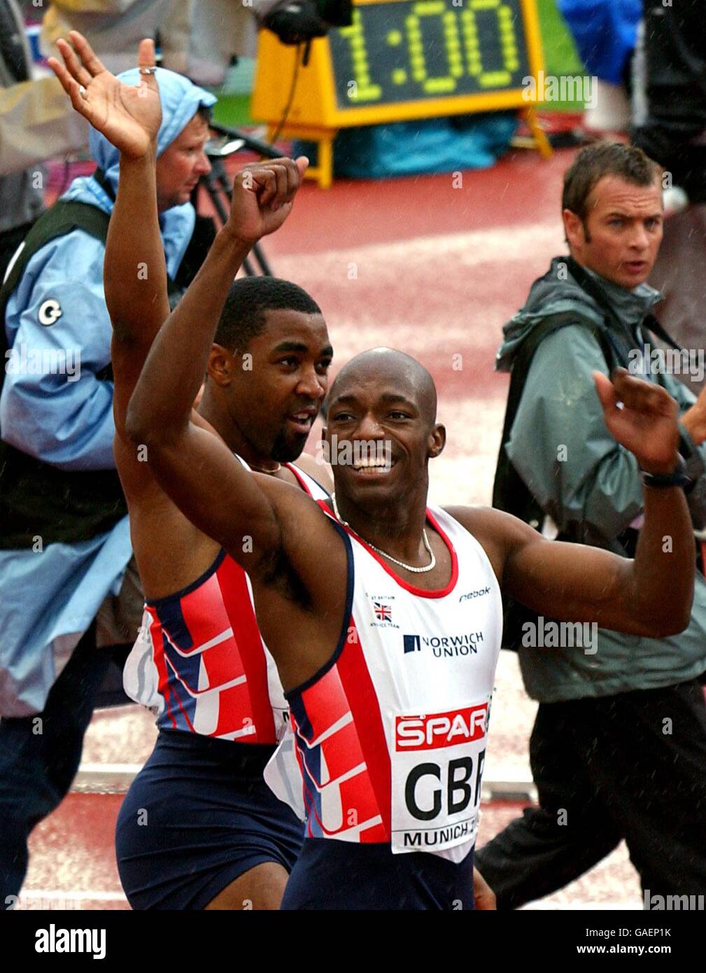 Great Britain's Marlon Devonish (r) and Darren Campbell celebrate ...