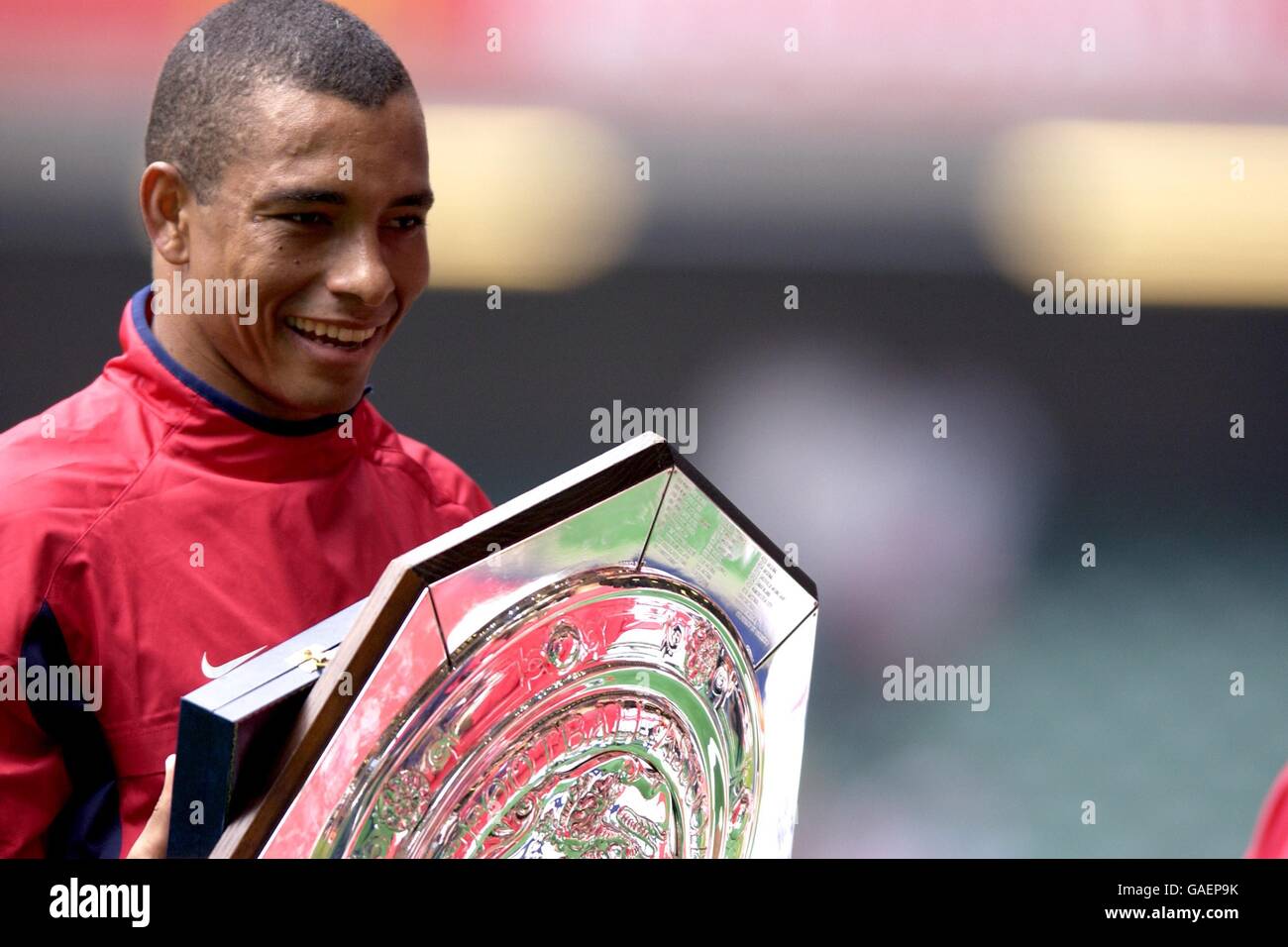 Gilberto silva arsenal trophy hi-res stock photography and images - Alamy