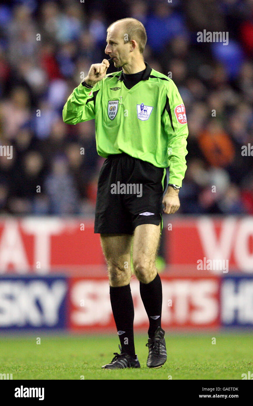 Mike riley premier league referee hi-res stock photography and images ...