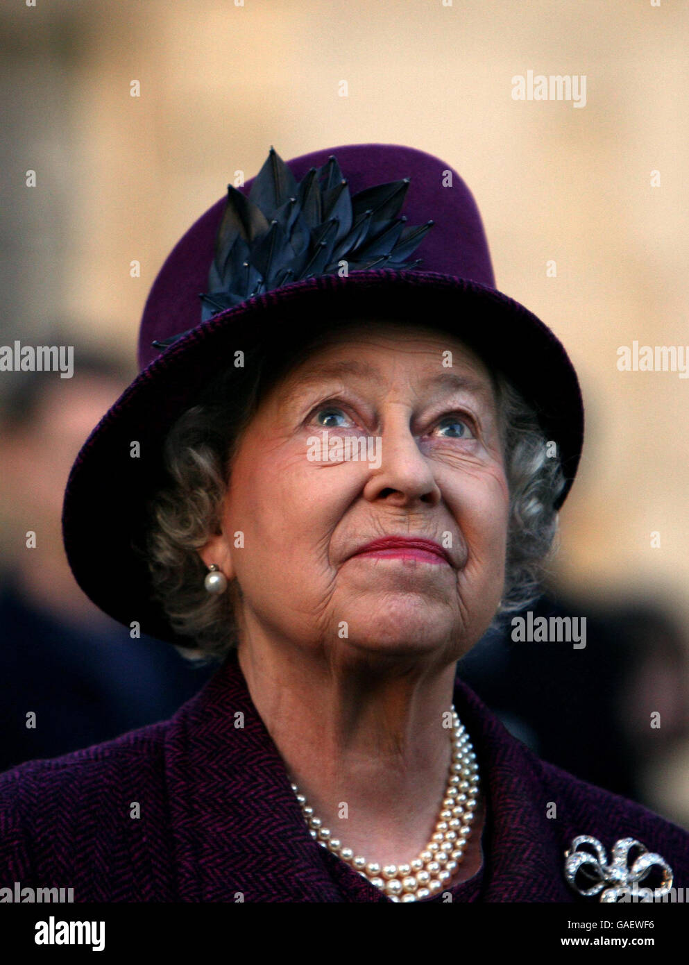 Head shot headshot portrait smiling queen elizabeth ii mangrs hi-res ...