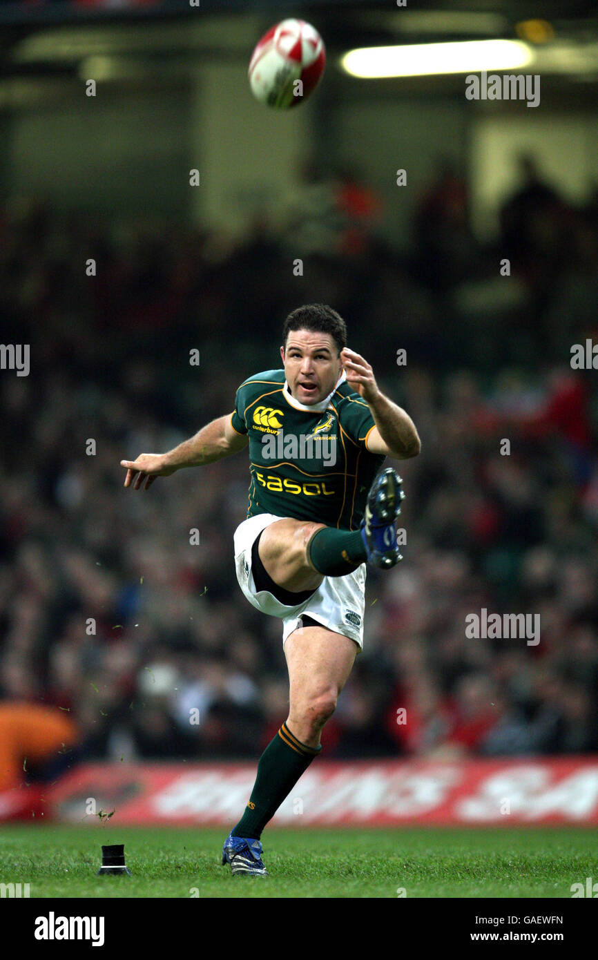 Andre pretorius of south africa kicks for goal hi-res stock photography ...