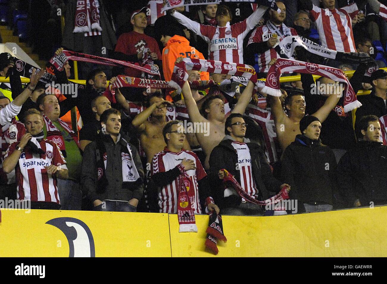 Tottenham hotspur fans cheer hi-res stock photography and images - Alamy
