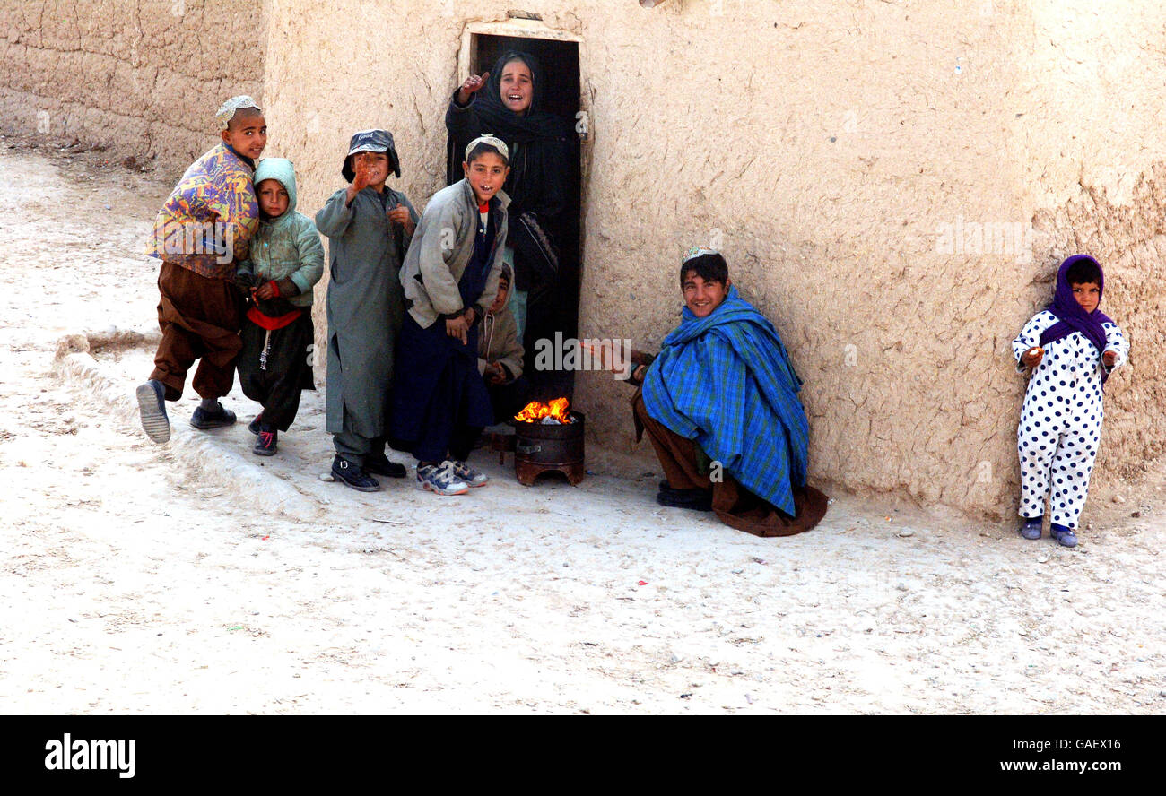 Royal marine commandos patrol area hi-res stock photography and images ...