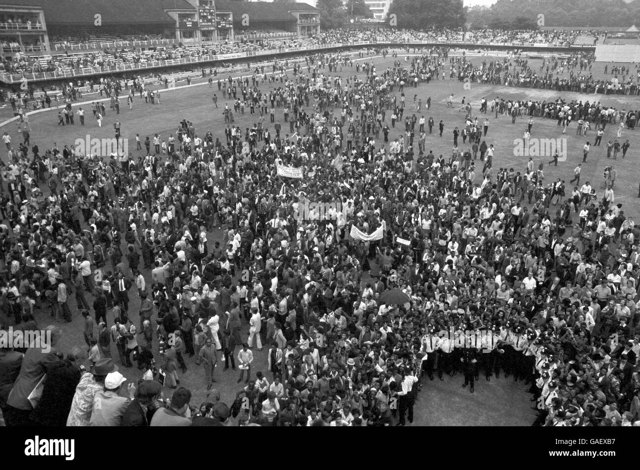 Cricket players lord's crowd hi-res stock photography and images - Alamy
