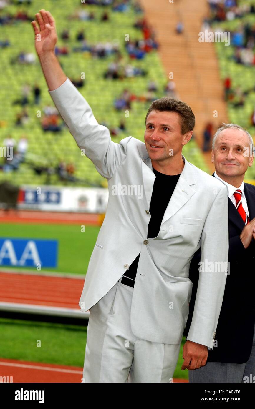 Sergei bubka acknowledges the munich crowd hi-res stock photography and images - Alamy