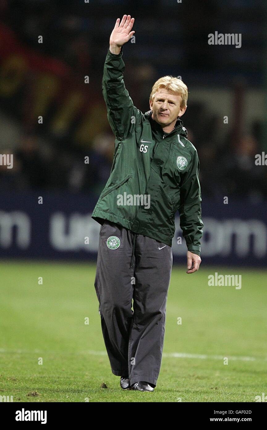 Celtic manager Gordon Strachan celebrates making it through to the ...