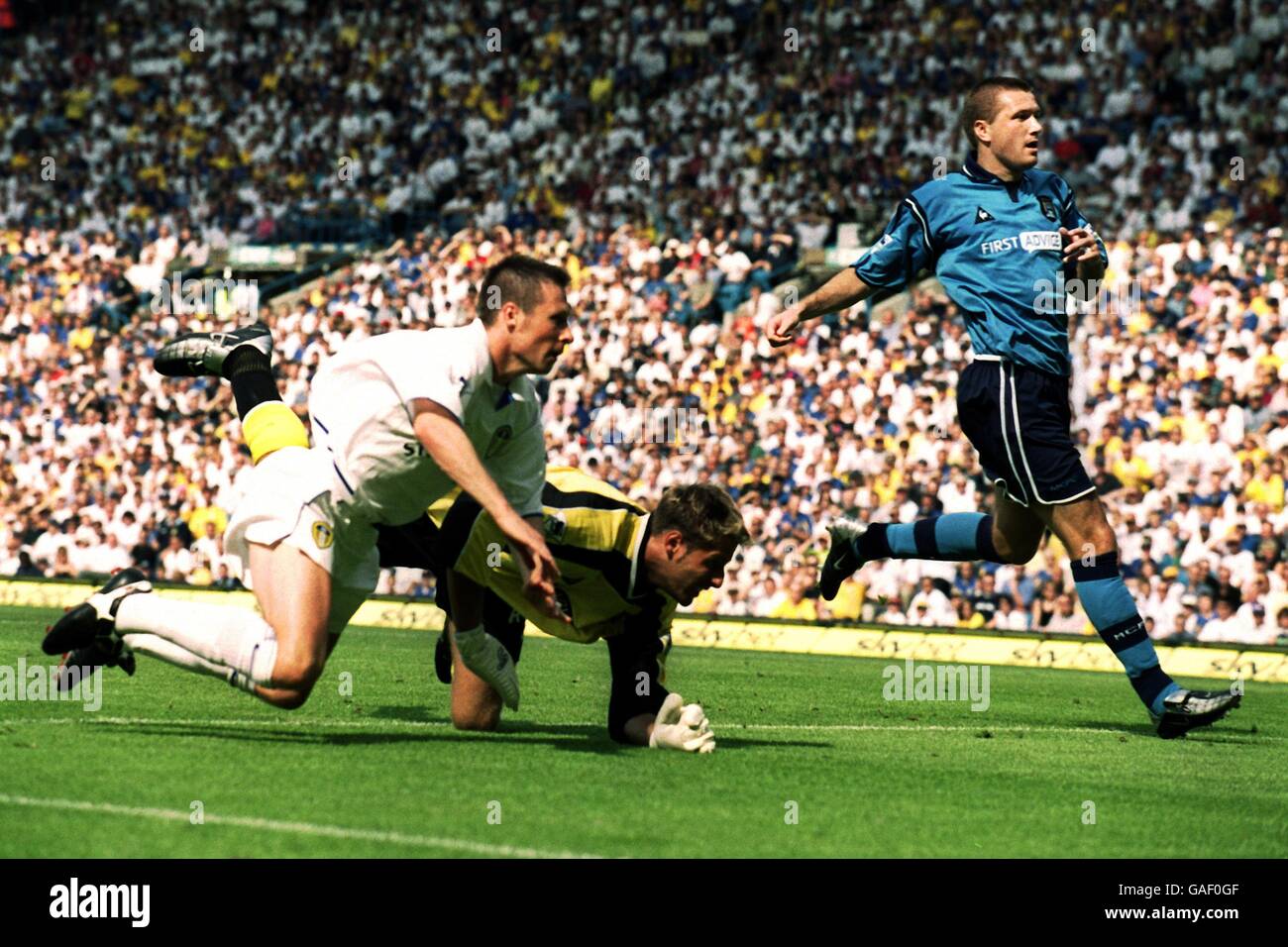 Manchester City's Steve Howey (r) and goalkeeper Carlo Nash (c) watch ...