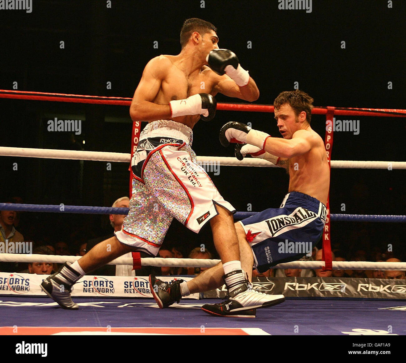 Full length boxing action mangsb hi-res stock photography and images ...