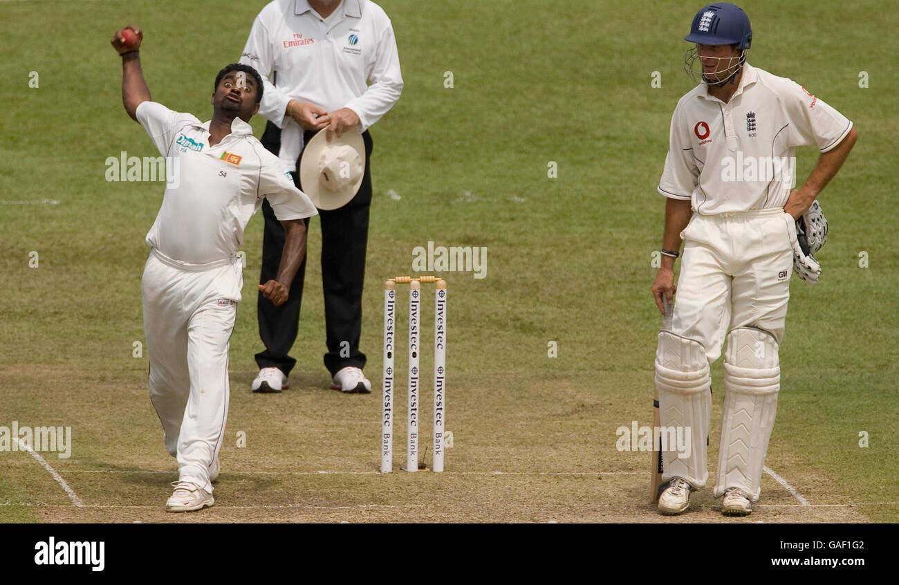 Sri Lanka's Muttiah Muralitharan bowls watched by England's Michael ...