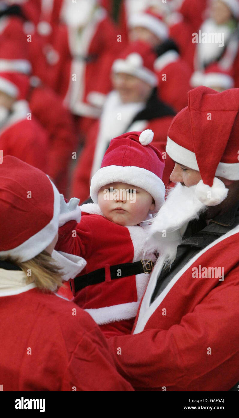 The Great Scottish Santa Run Stock Photo - Alamy