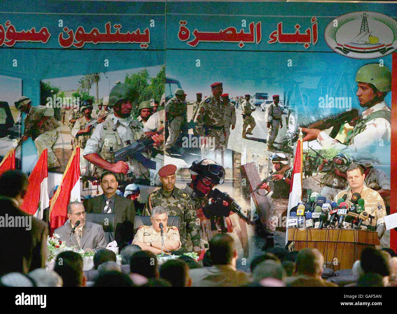 Major General Graham Binns (right) prepares to sign a Memorandum of ...