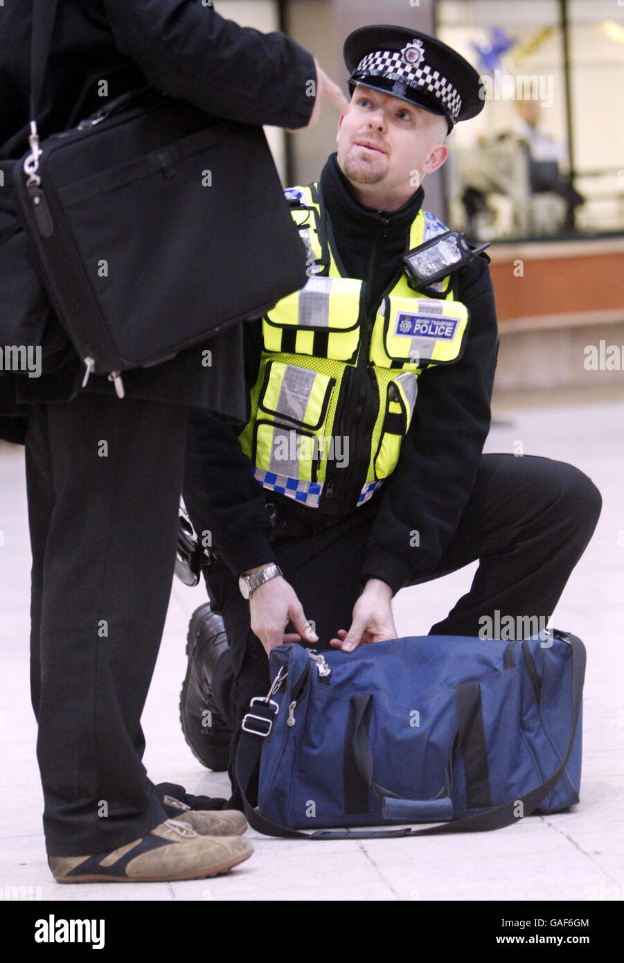 Police searches at Glasgow station Stock Photo - Alamy