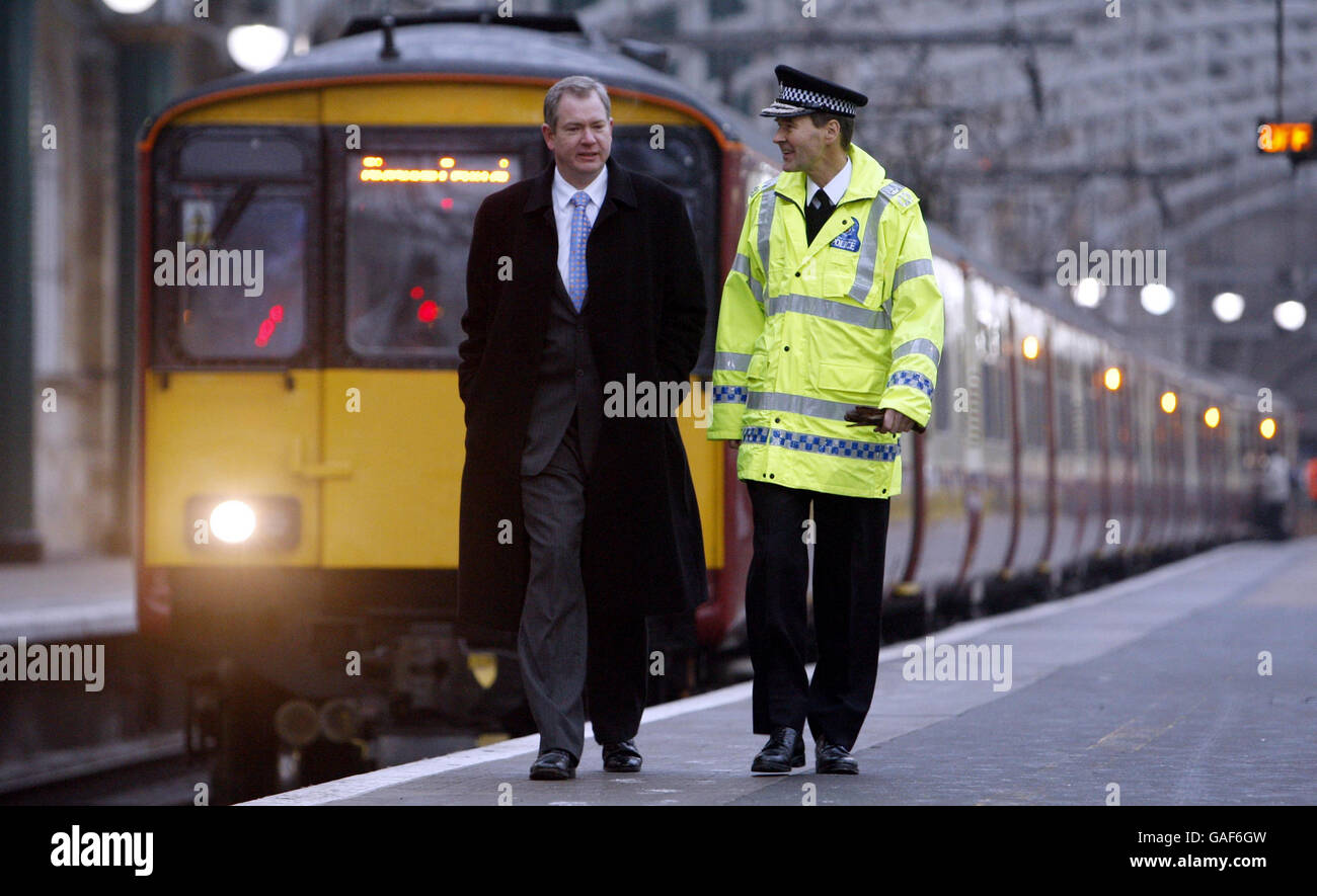 Police searches at Glasgow station Stock Photo - Alamy