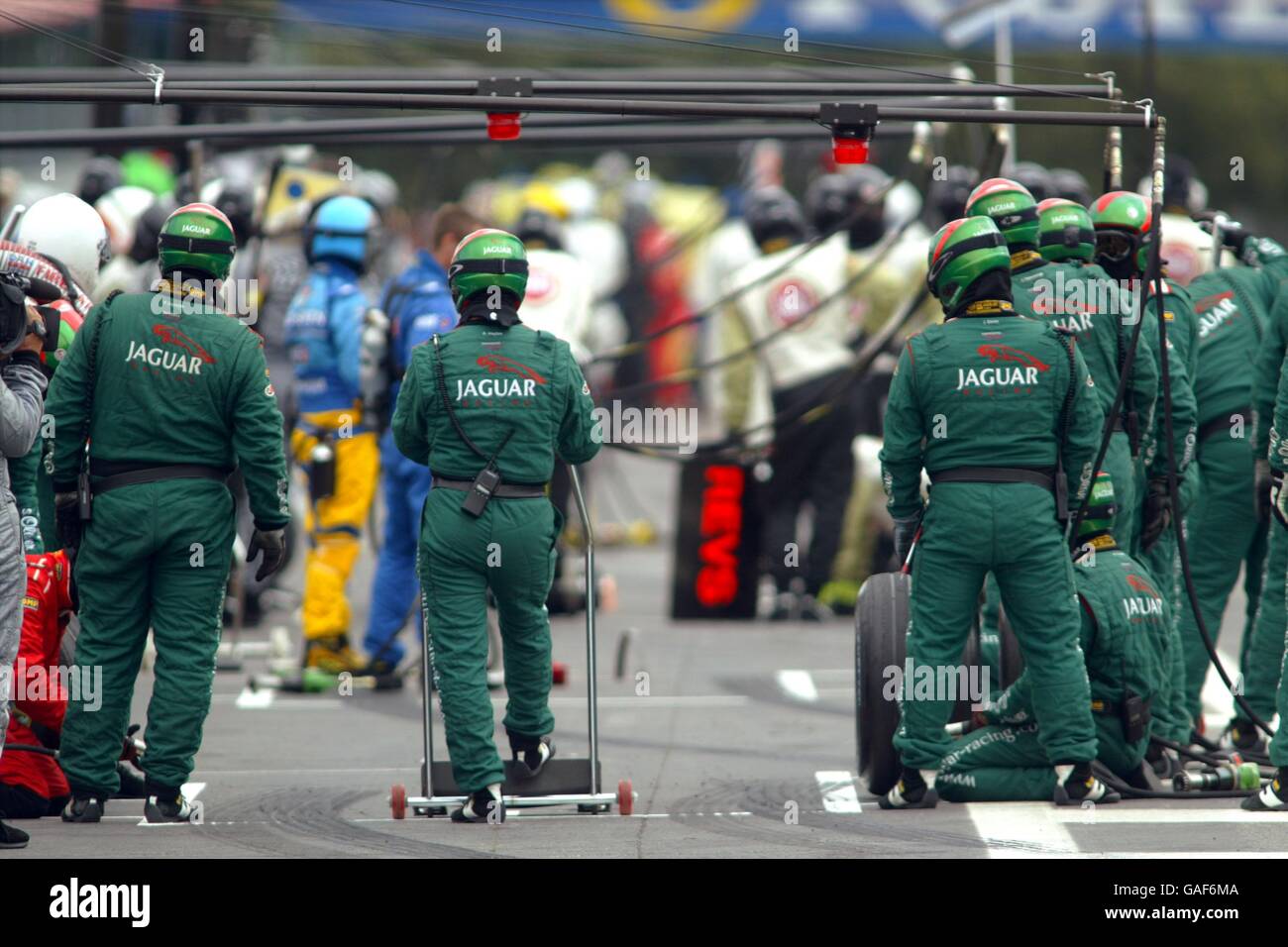 Jaguar mechanics wait for drivers hi-res stock photography and images ...