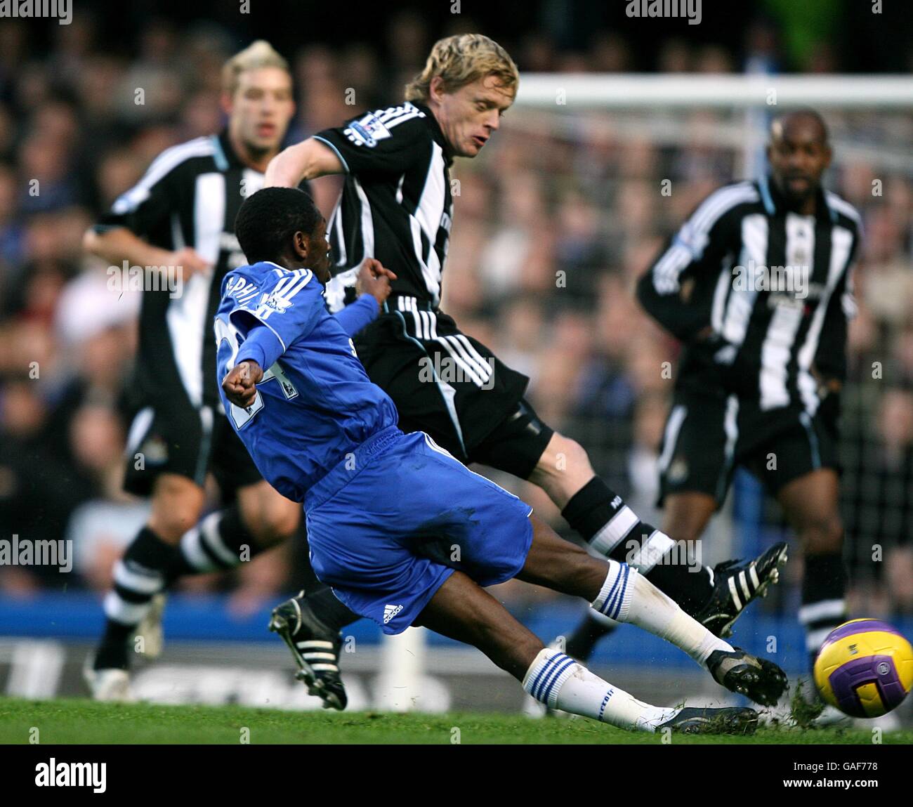 Newcastle United's Damien Duff challenges Chelsea's Shaun Wright ...