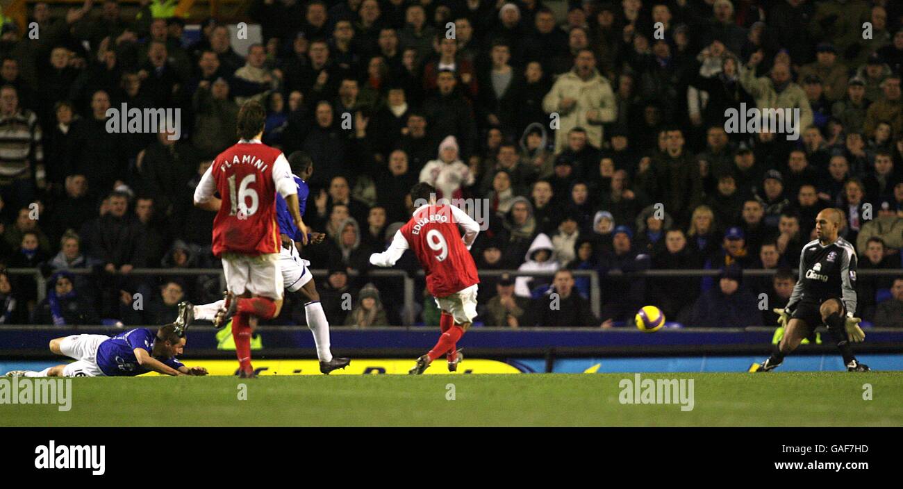 Arsenals da silva eduardo shoots hi-res stock photography and images ...