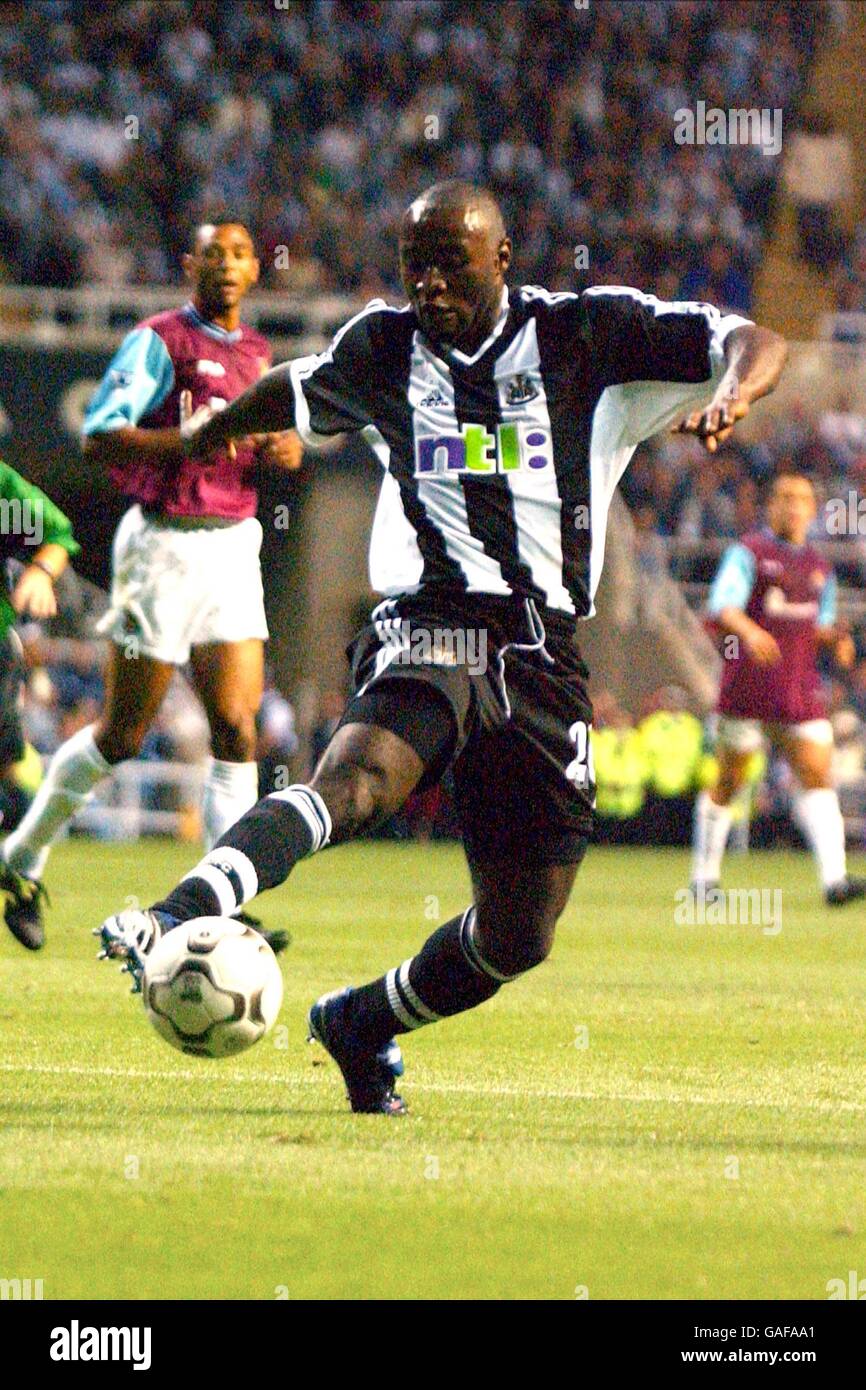 Newcastle uniteds lomana lualua controls the ball hi-res stock ...