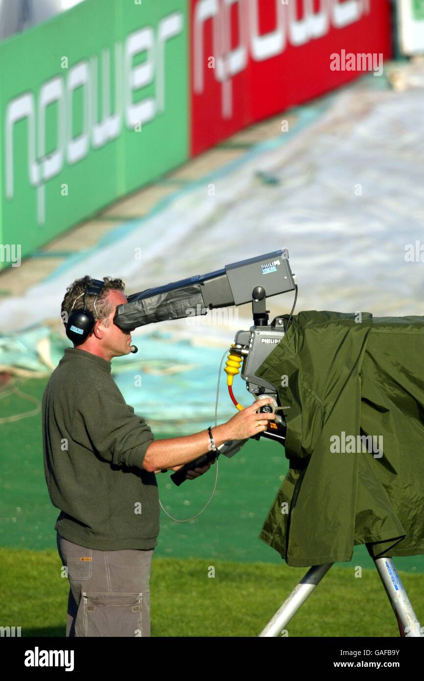 Cricket cameraman hi-res stock photography and images - Alamy