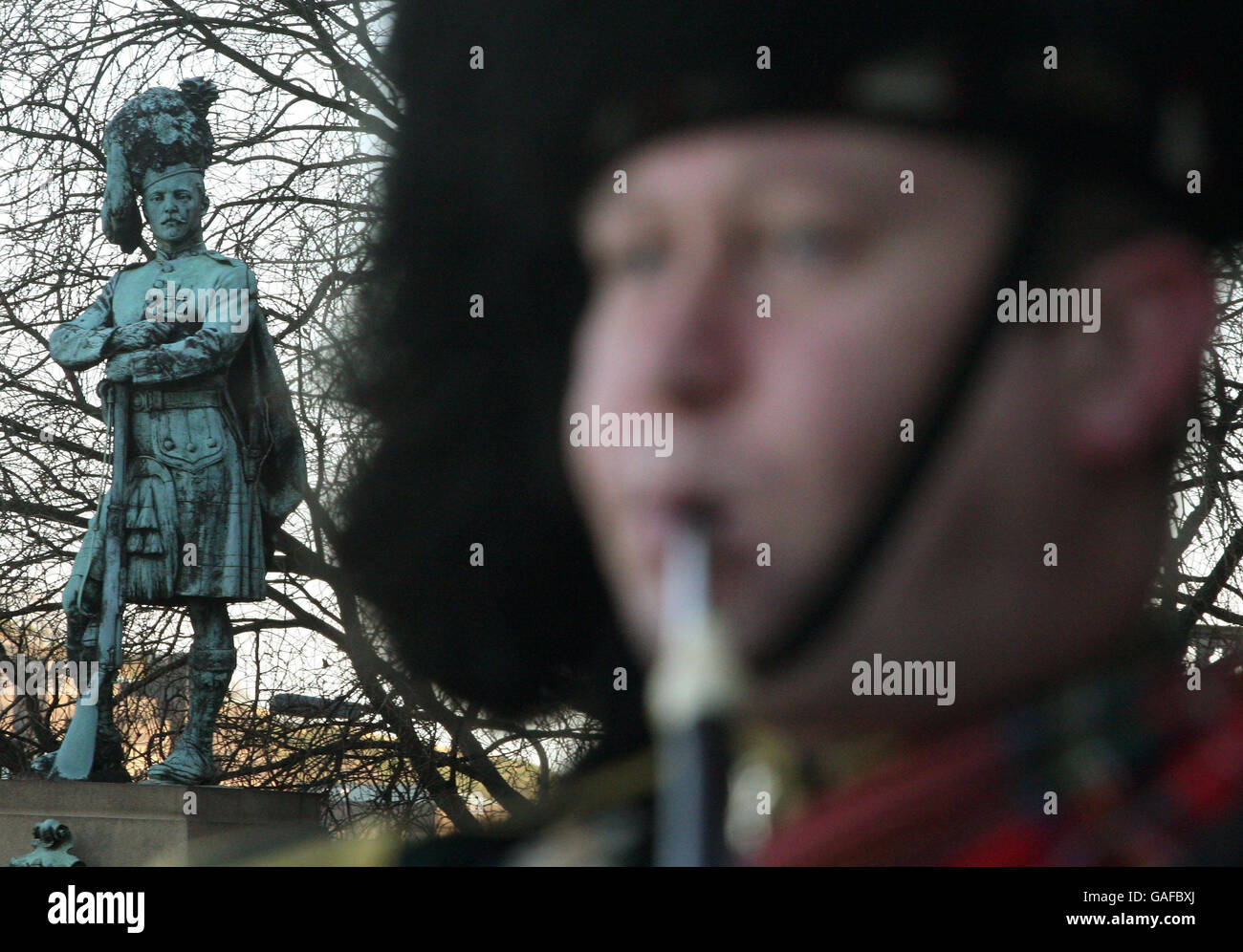 Edinburgh castle piper david taylor in front black watch memorial hi ...