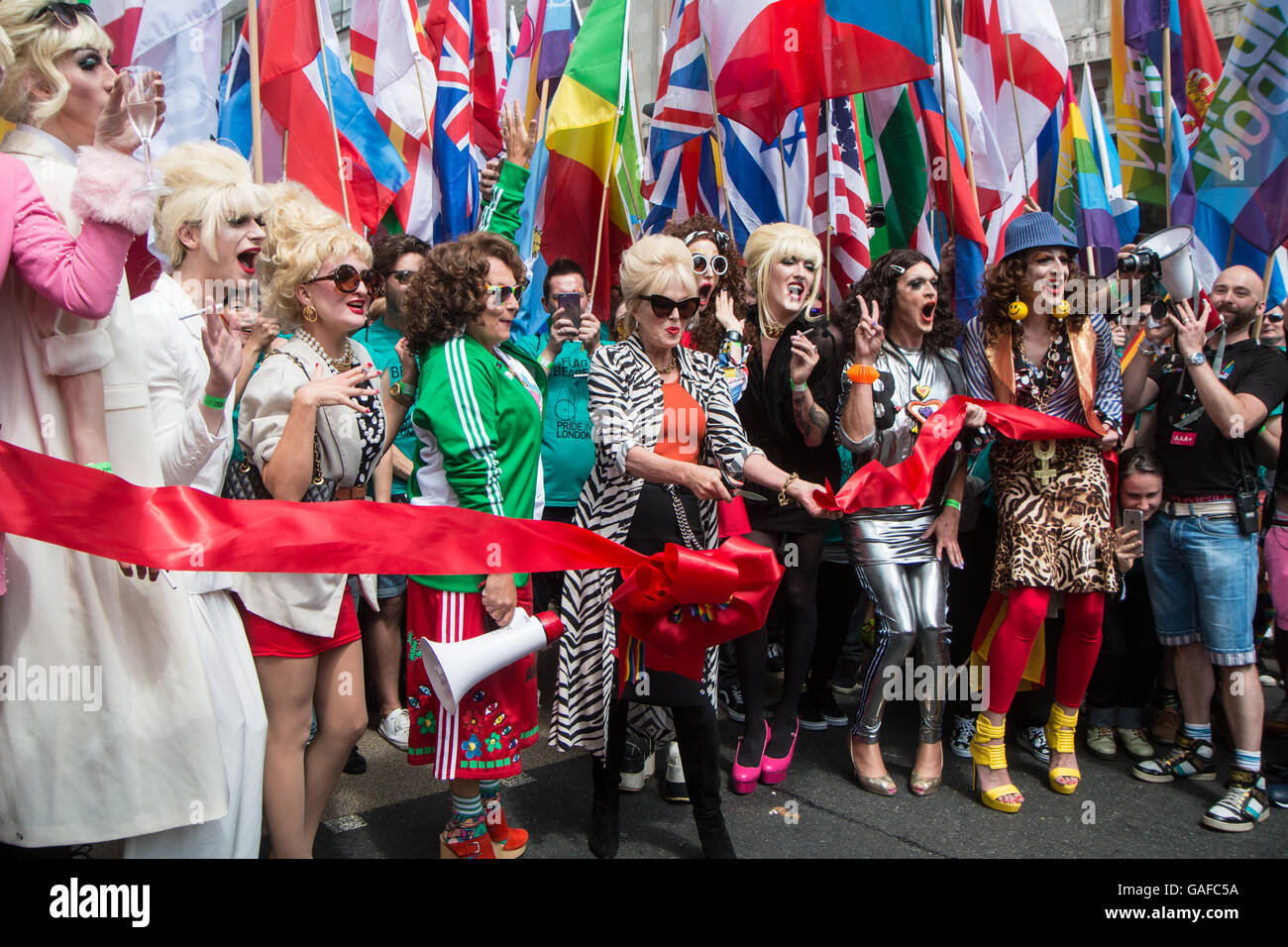 Joanna lumley absolutely fabulous hi-res stock photography and images ...