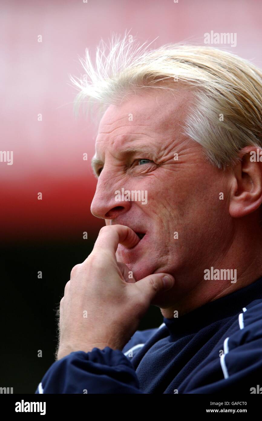 Football manager ronnie moore hi-res stock photography and images - Alamy