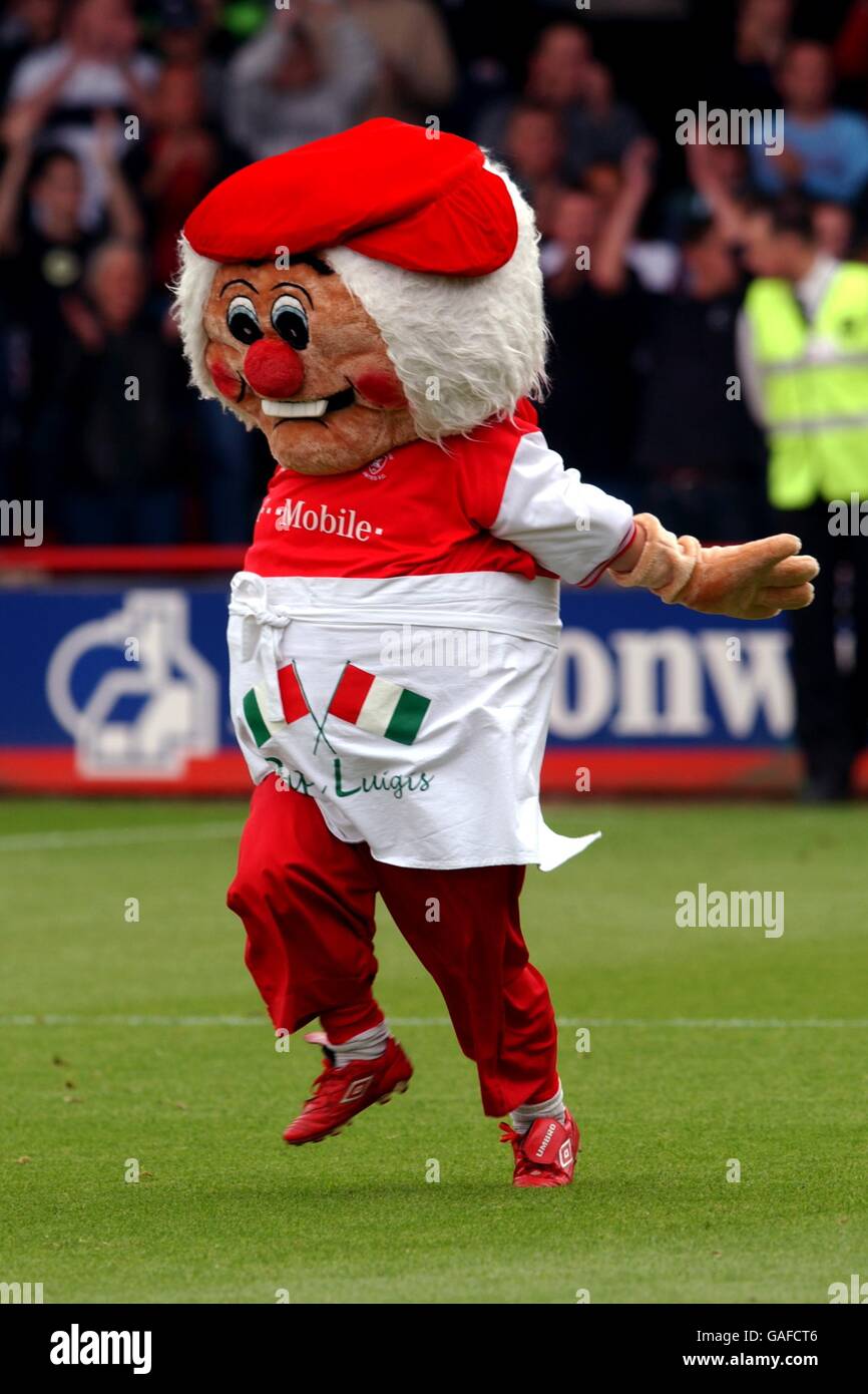 Rotherham united mascot hi-res stock photography and images - Alamy
