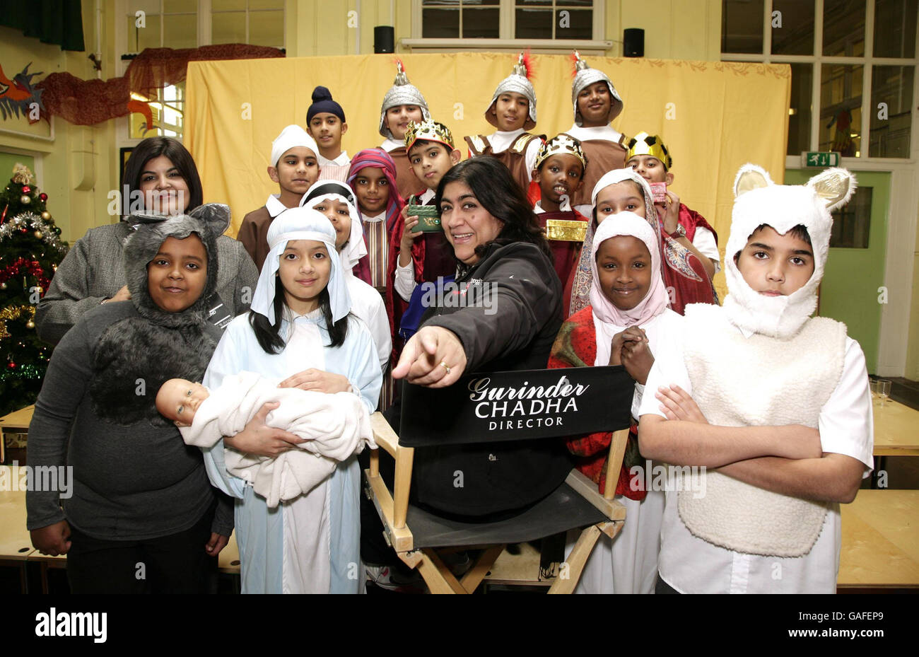 Year 6 pupils clifton primary school in southall hi-res stock ...