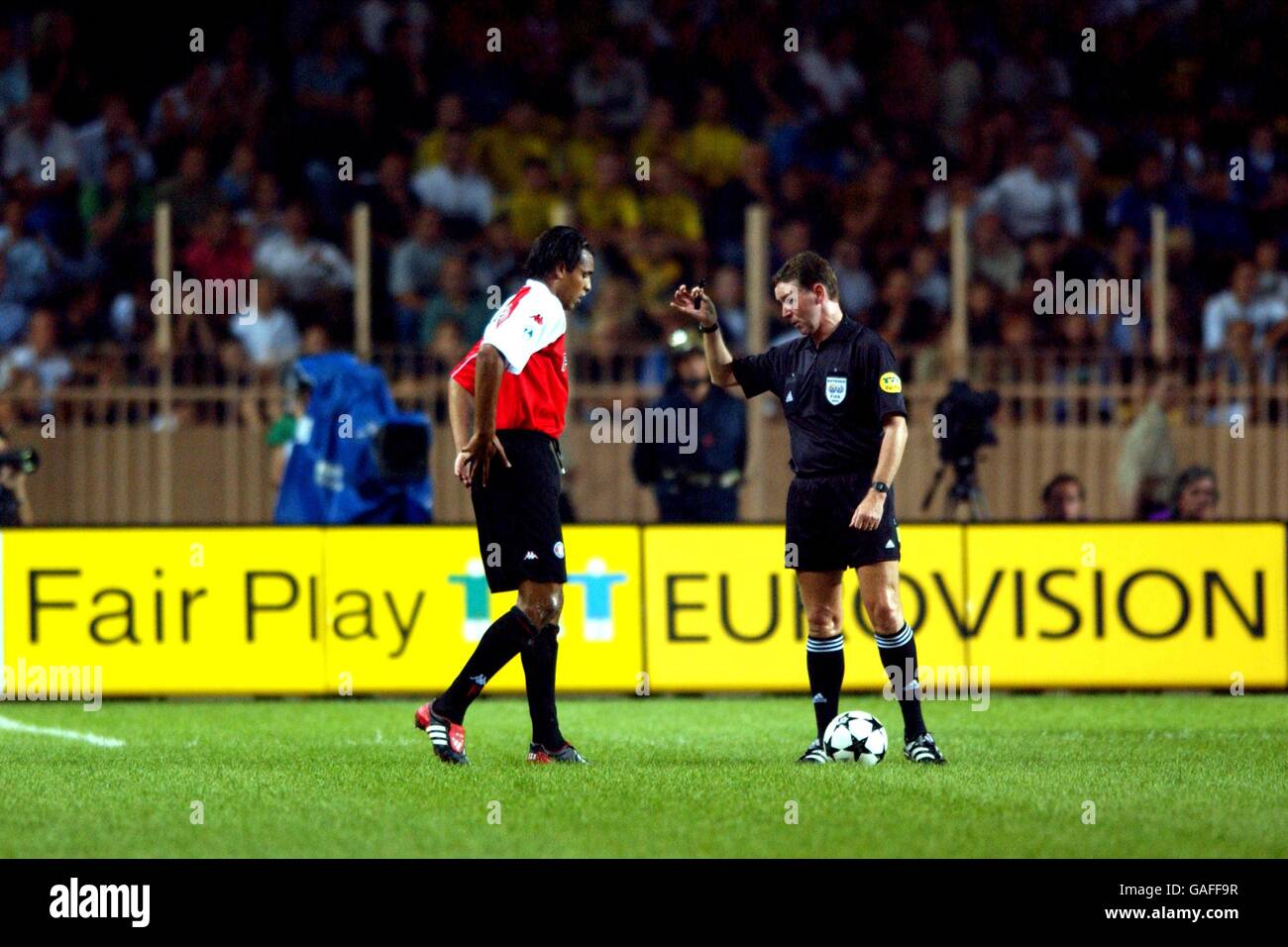 Referee Hugh Dallas (r) signals to Feyenoord's Pierre Van Hooijdonk (l ...