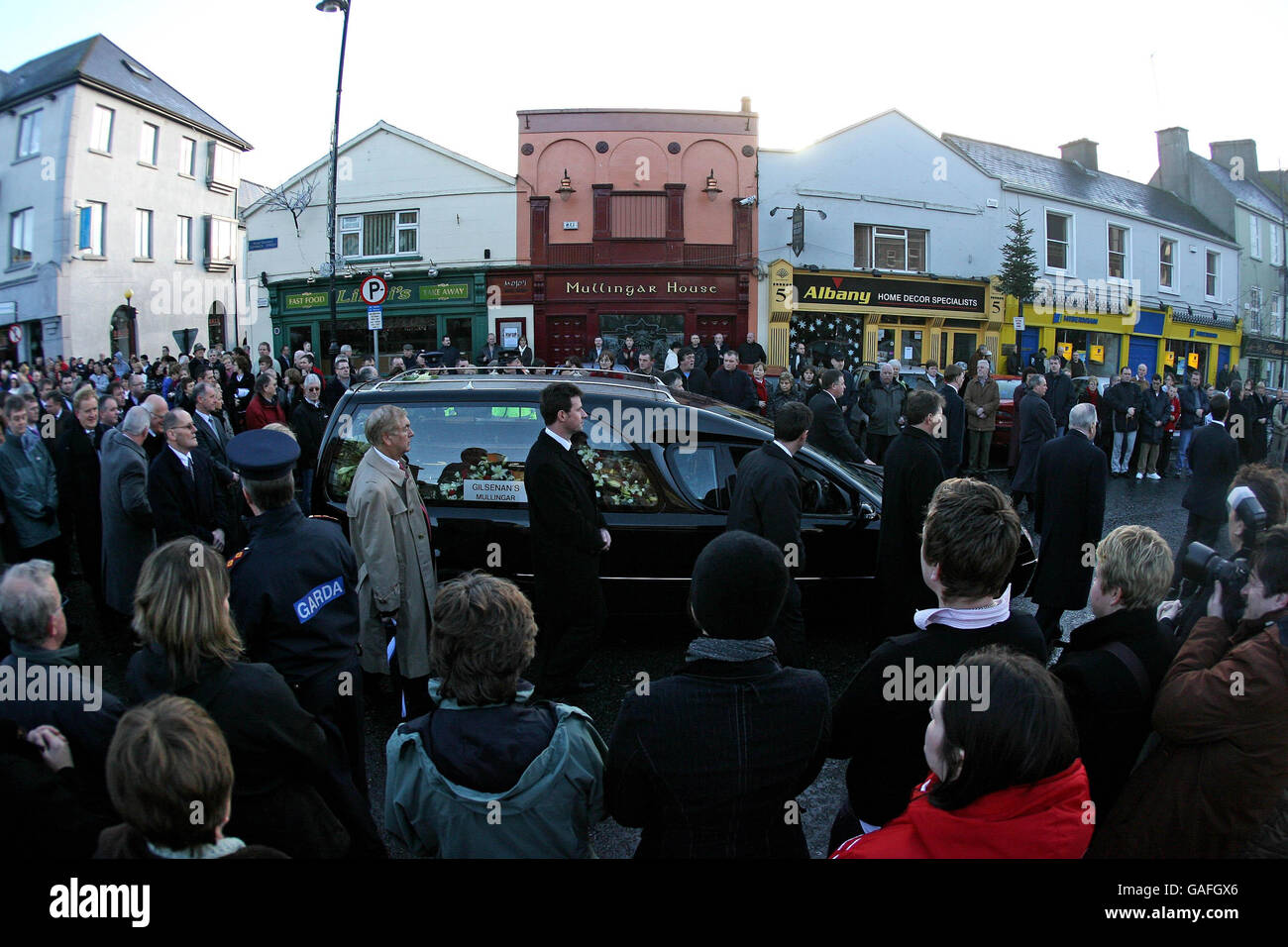 Thousands expected at singer's funeral Stock Photo - Alamy